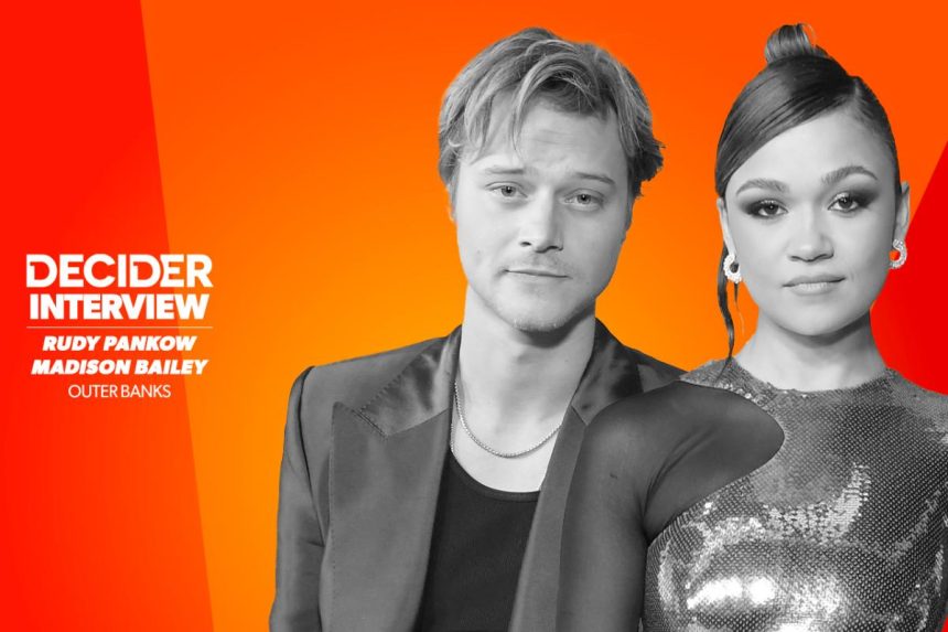 'Outer Banks' 스타 Rudy Pankow와 Madison Bailey가 JJ와 Kiara의 "기한이 지난"키스를 무너 ...