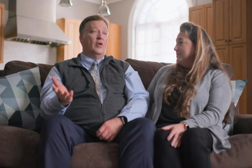 Prime Video의 'Shiny Happy People'에서 Jim과 Bobye Holt는 누구입니까? 알아야 할 모든 것