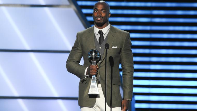 아드리안 피터슨은 자신이 트로피를 경매하고 있다는 사실을 부인하고 '법적 조치'를 취할 계획을 밝힙니다.