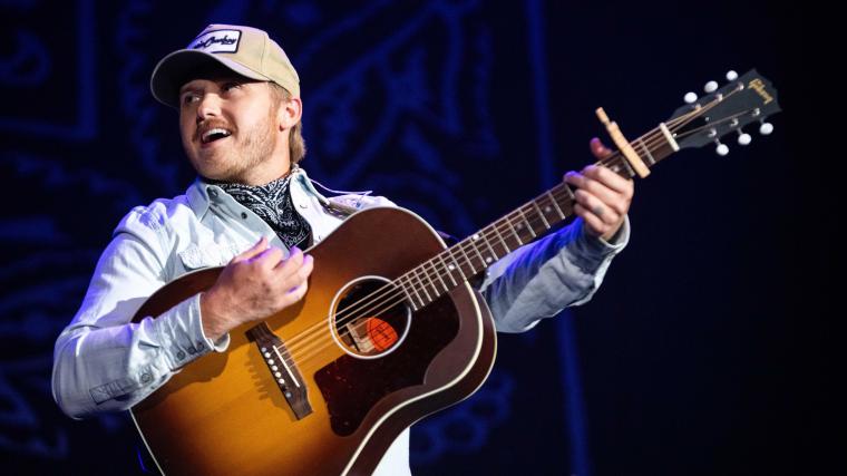 컨트리 음악 스타 파커 맥컬럼, 텍사스의 2024 시즌을 기대하다