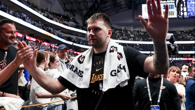 Luka Doncic은 Mavs 팬들의 감정을 묘사합니다. 'Fire Nico'는 Daniel Mader