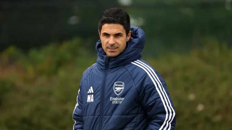 경쟁자들이 가까이서 탭을 유지하는 십대 센세이션으로 계약의 아스날